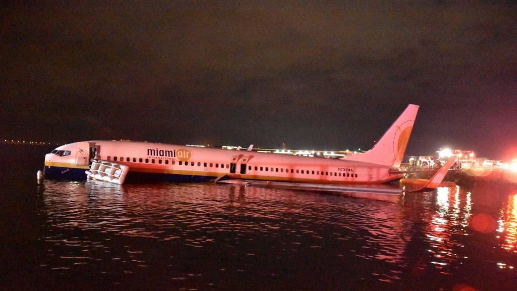 Avión de la Aerolínea Miami Air International terminó en un río en la ...